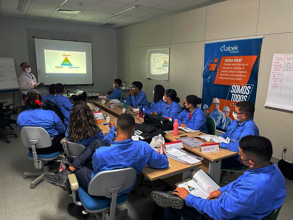 ALPEK POLYESTER - Alpek Polyester aposta nos aprendizes para captar ...